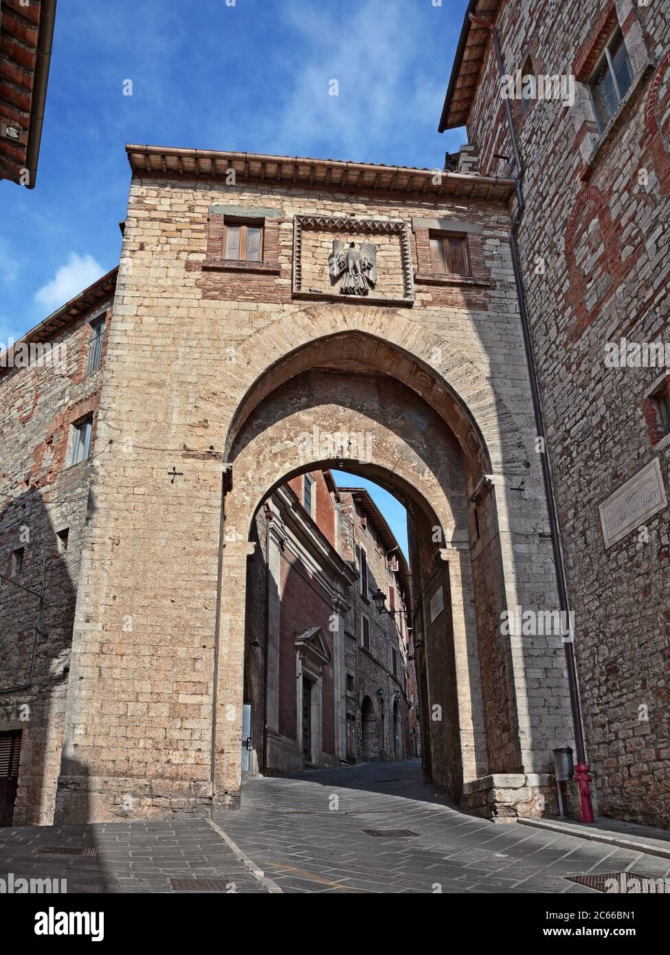 Todi, Perugia, Umbria, Italy: the ancient city gate Porta Catena at the ...