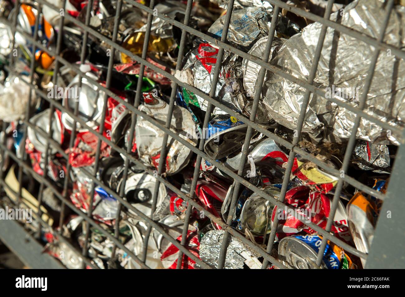 Aluminium cans hi-res stock photography and images - Alamy
