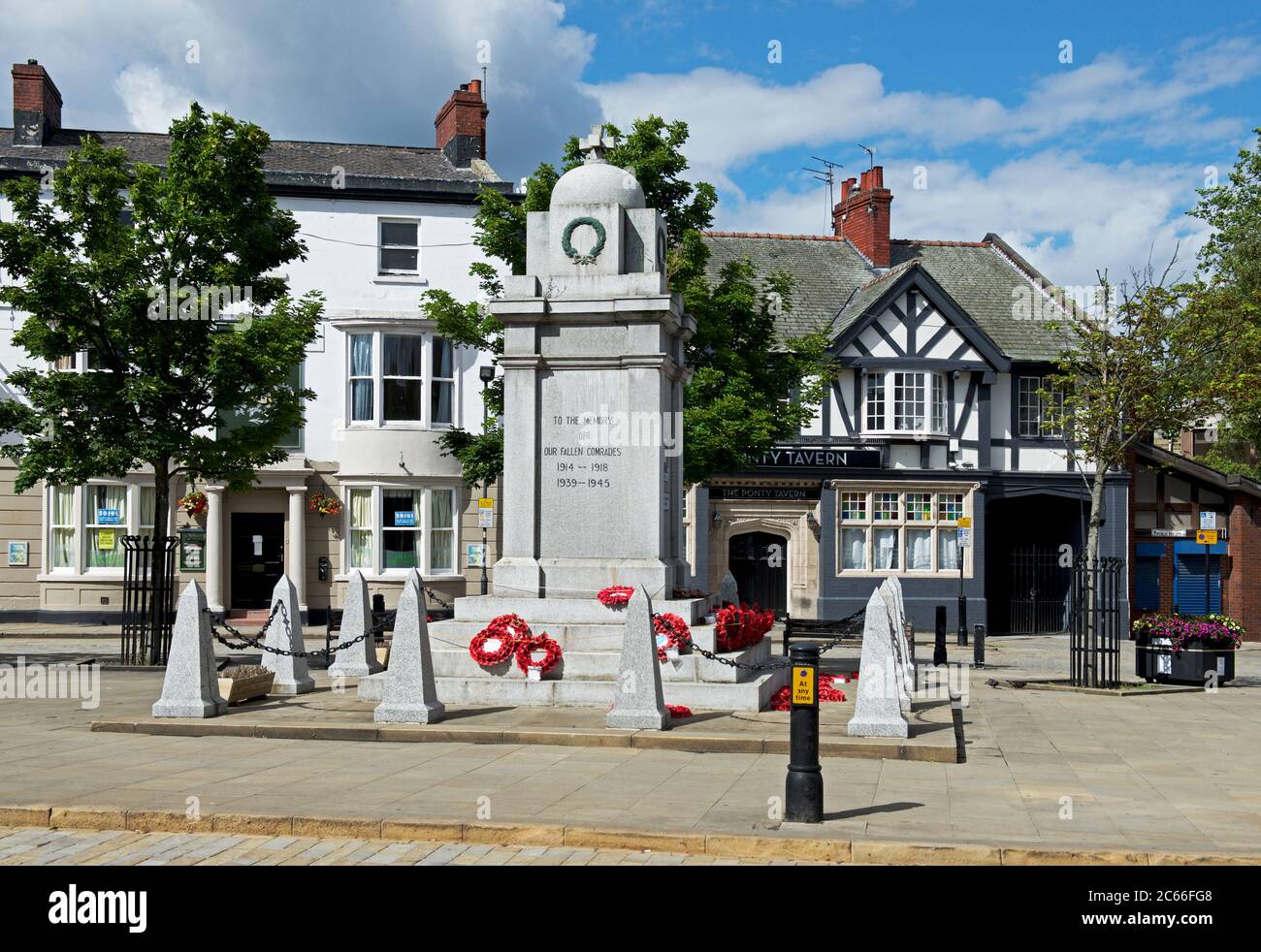 The war memorial, Beastfair, Pontefract, West Yorkshire, England UK ...