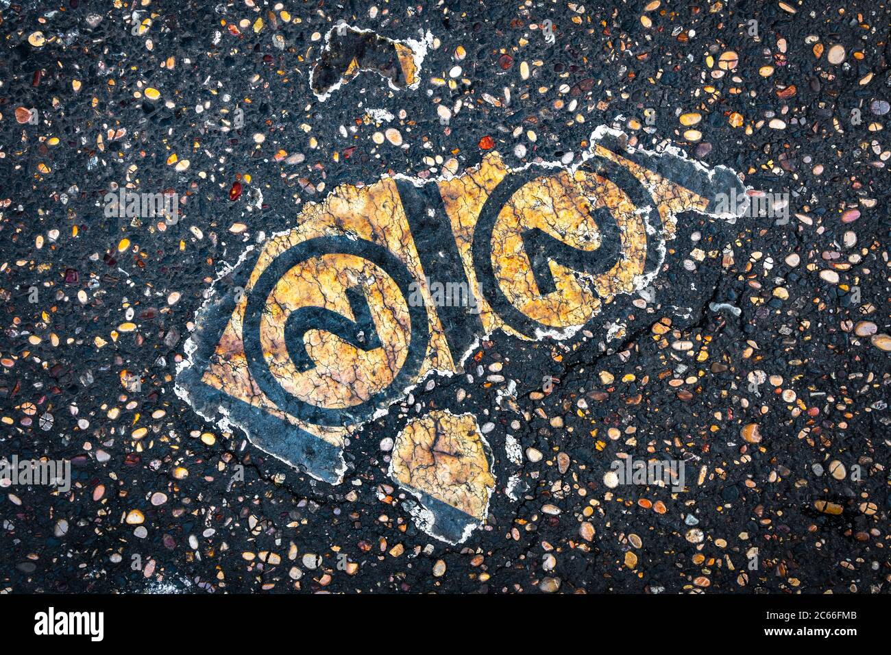 Cracked street marking hi-res stock photography and images - Alamy