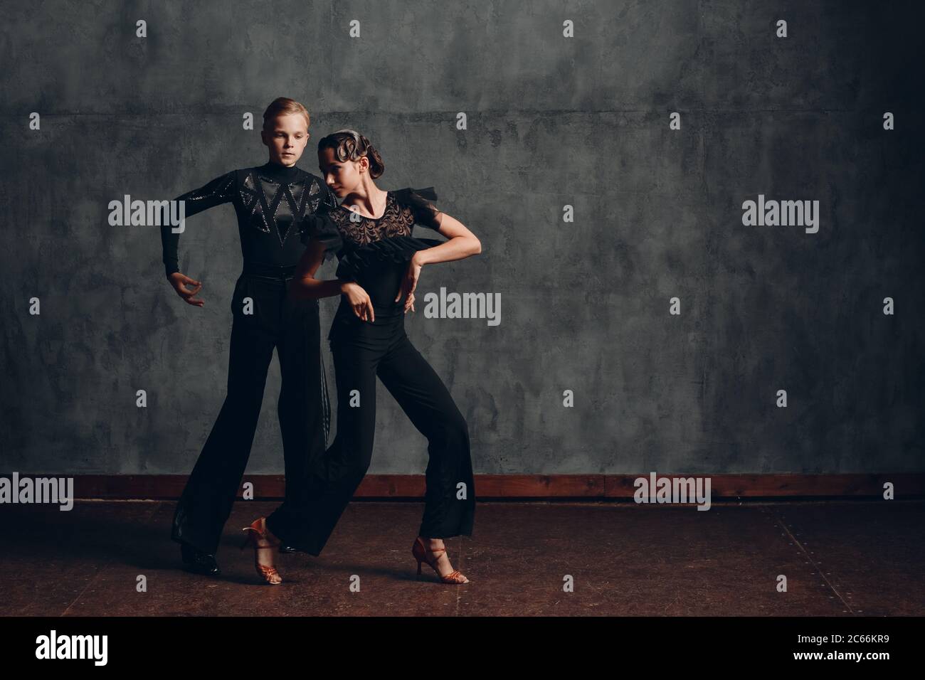 Couple in salsa dance hi-res stock photography and images - Alamy