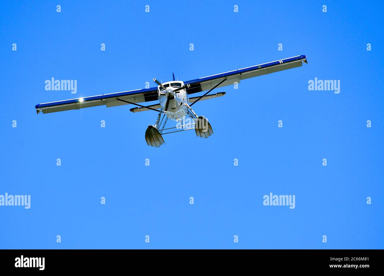 Single engine passenger plane hi-res stock photography and images - Alamy