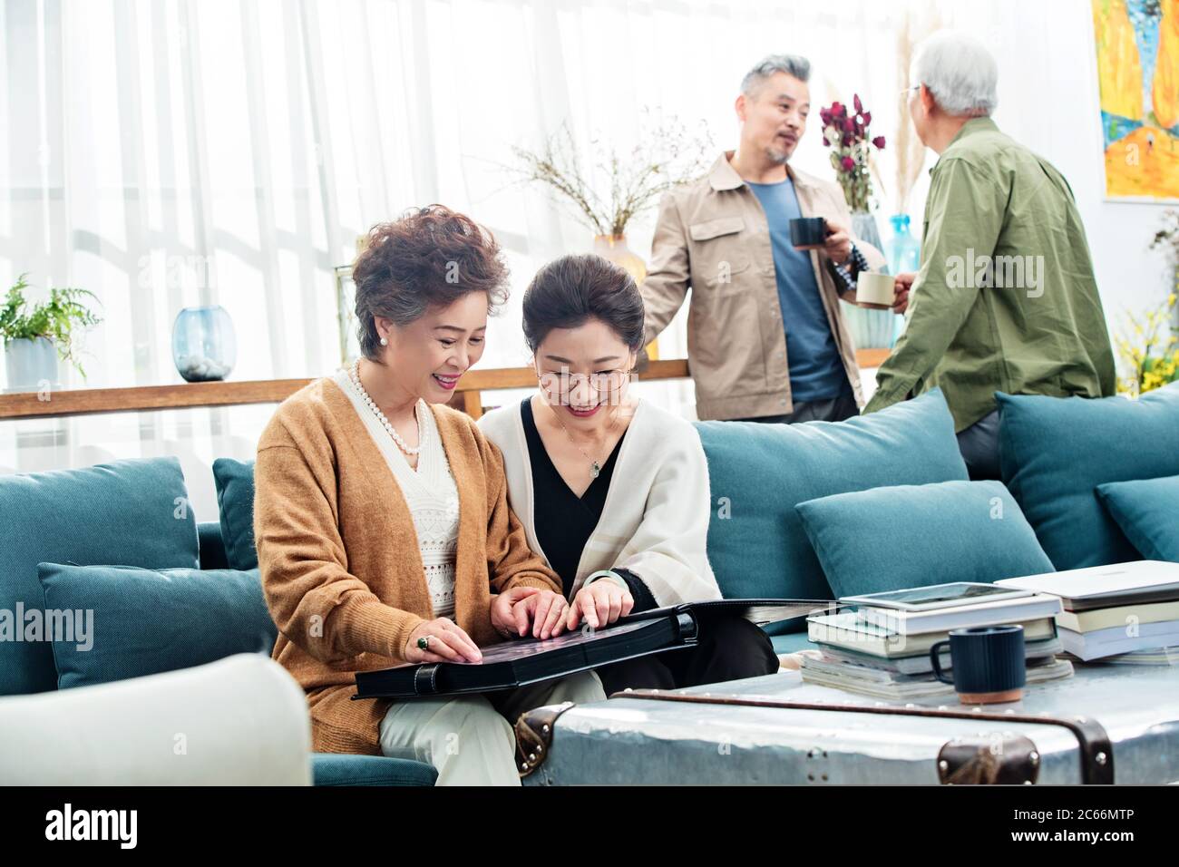 Middle-aged and old people drinking tea and chatting in the living room ...