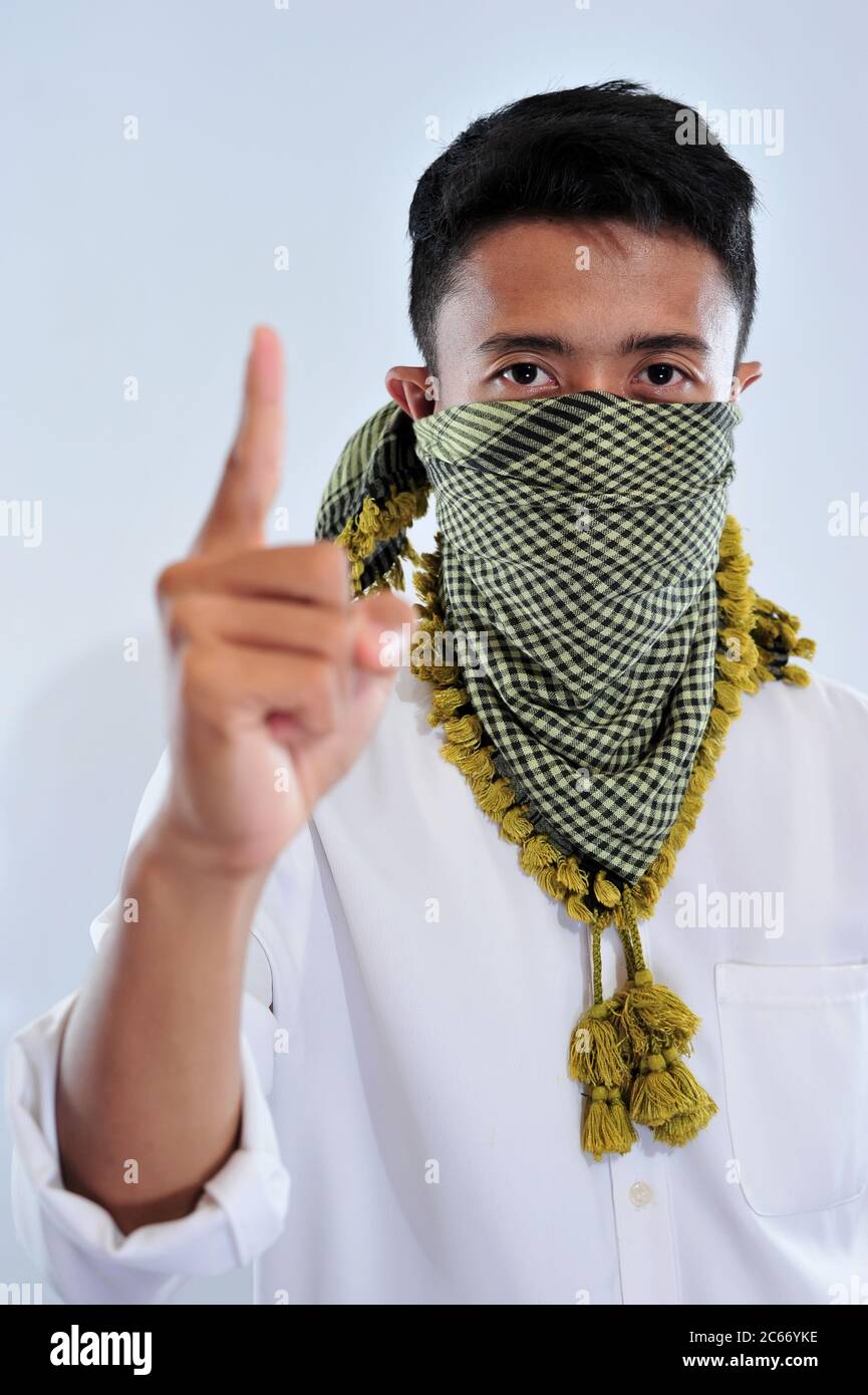 Man wearing a white keffiyeh hi-res stock photography and images - Alamy