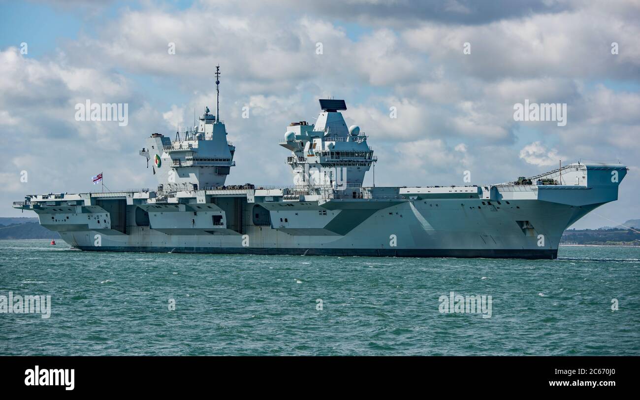 The Royal Navy aircraft carrier HMS Queen Elizabeth (R08) arrived back ...