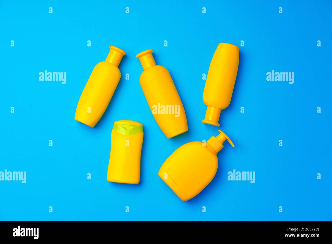 Sunscreen bottles beach accessories hi-res stock photography and images ...