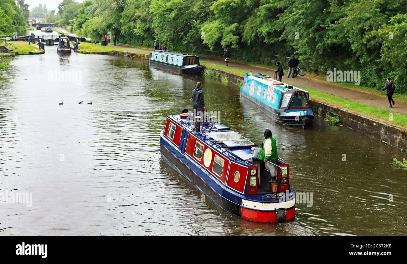 Canal boats passing between locks hi-res stock photography and images ...