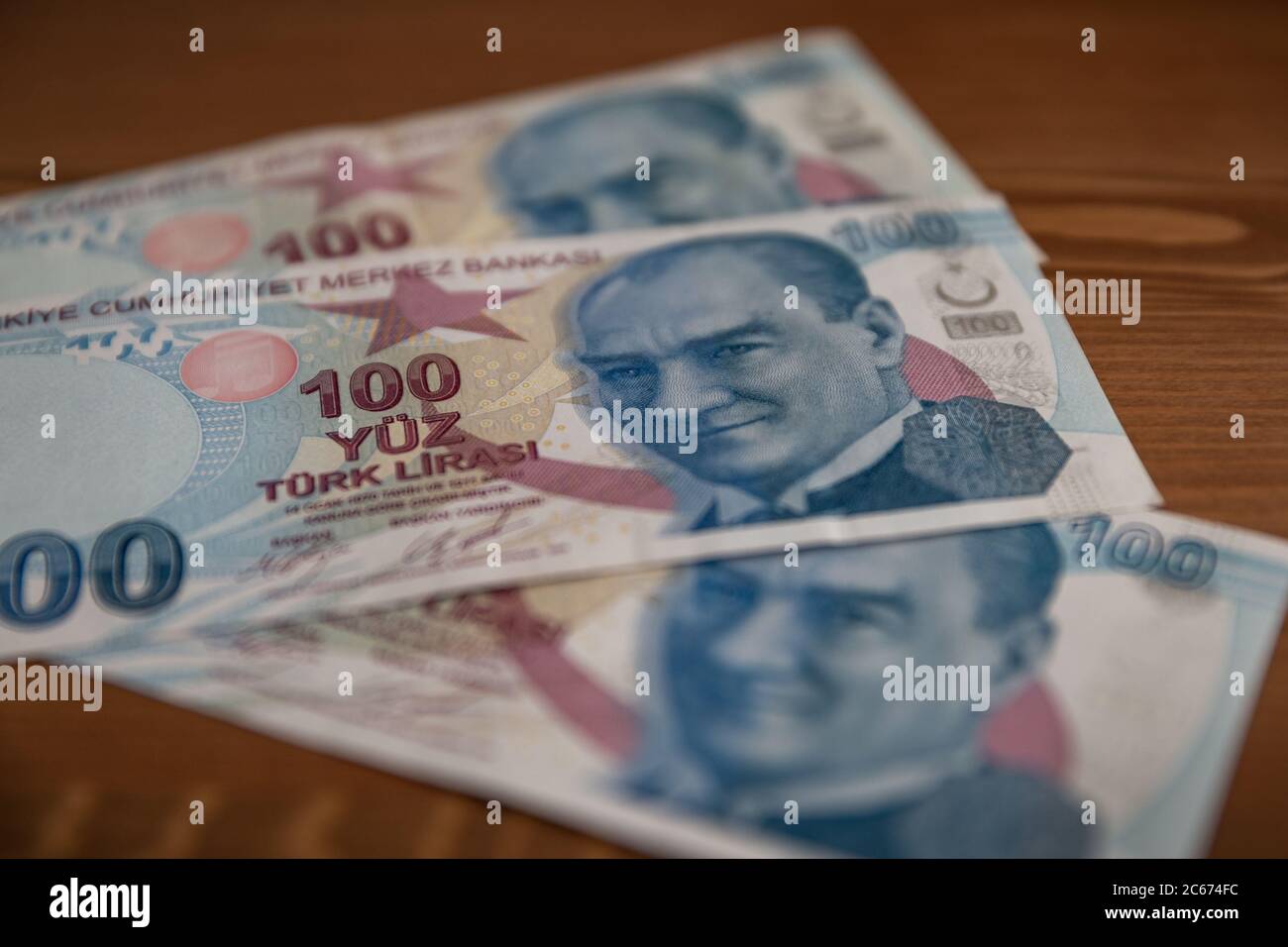 Bunch of 100 Turkish Currency Lira Banknotes Stock Photo - Alamy
