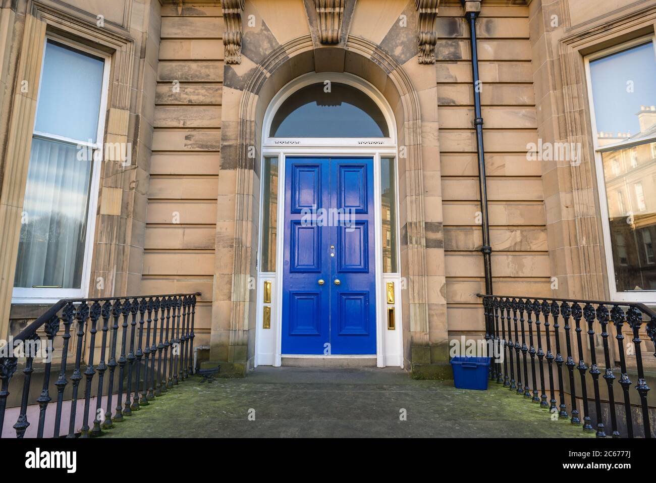 Traditional edinburgh tenement hi-res stock photography and images - Alamy