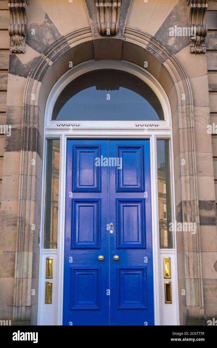 Traditional edinburgh tenement hi-res stock photography and images - Alamy
