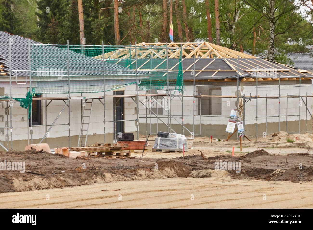 Truss out scaffold hi-res stock photography and images - Alamy