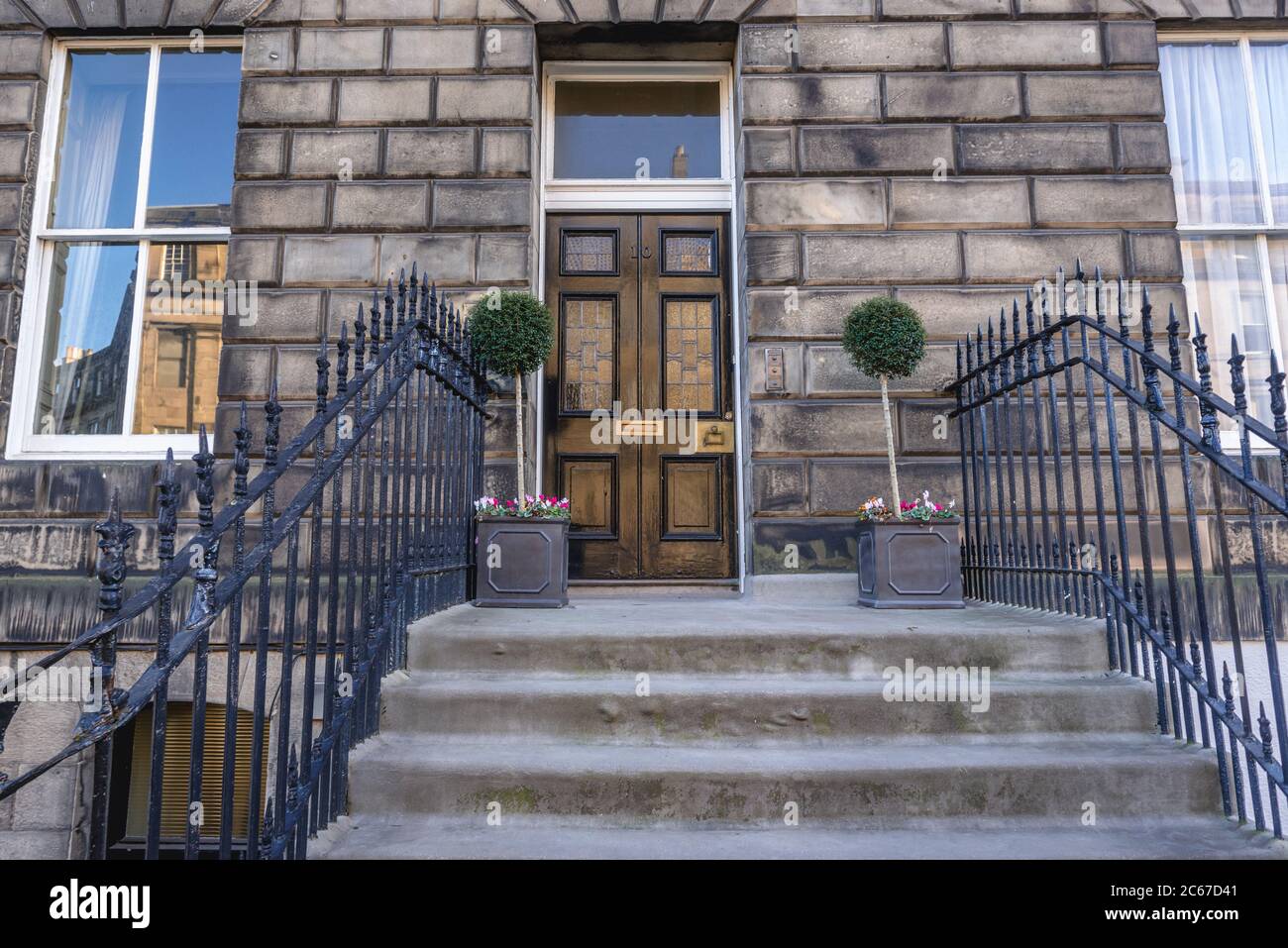 Traditional edinburgh tenement hi-res stock photography and images - Alamy
