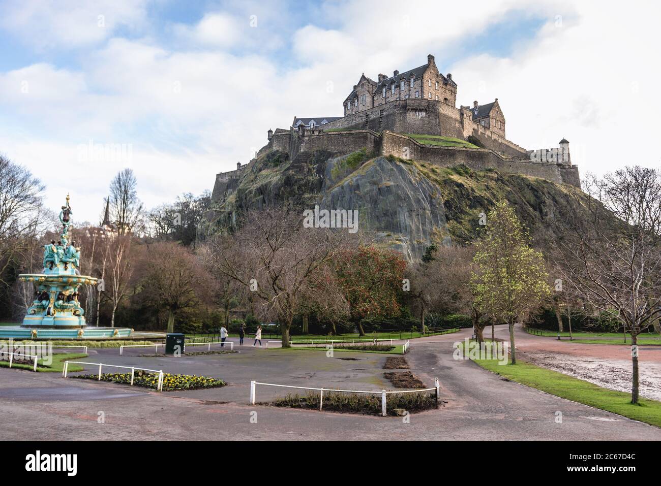 Edinburgh Castle and Ross Fountain in West Princes Street Gardens ...