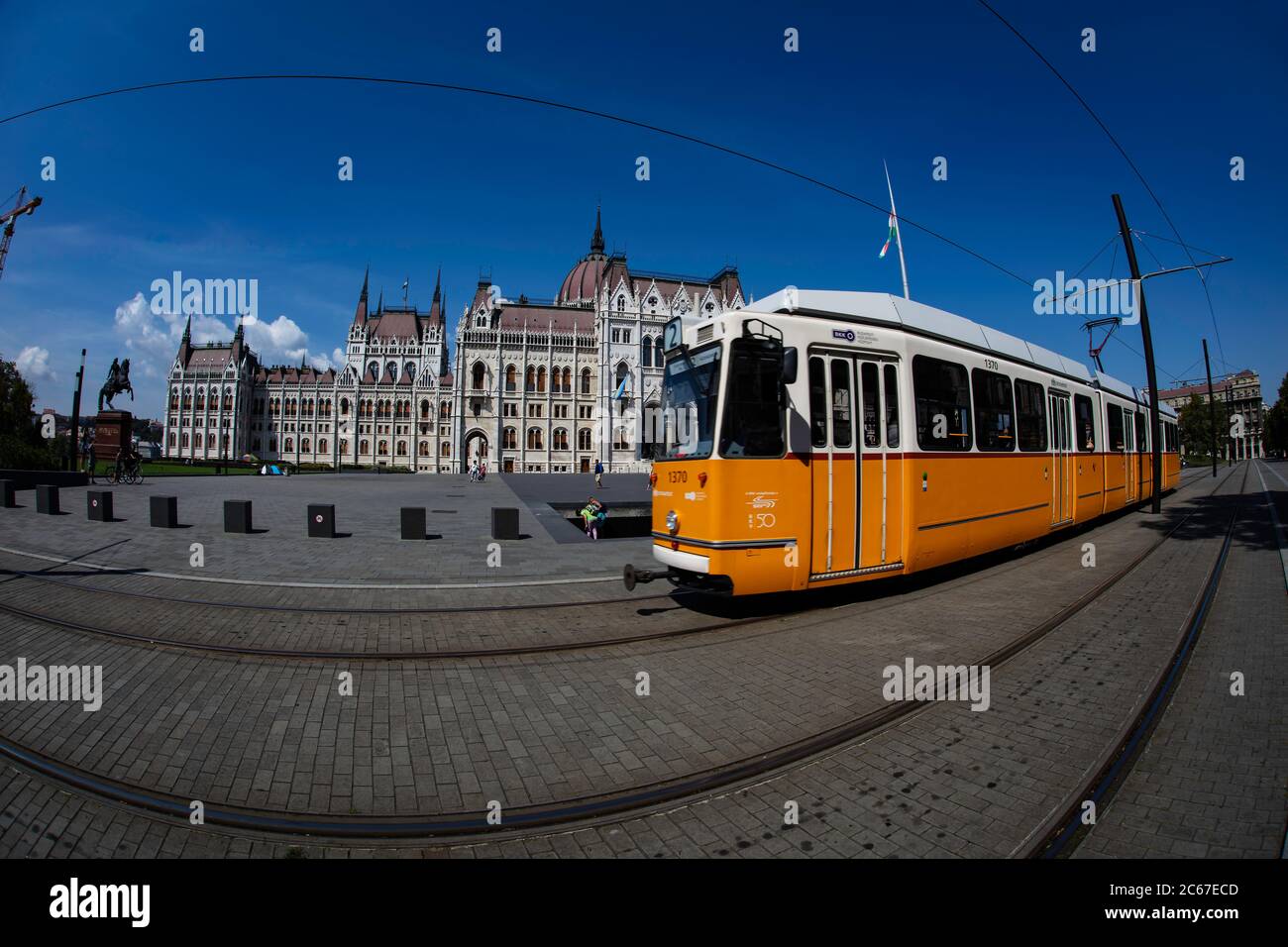 Yellow line train hi-res stock photography and images - Alamy