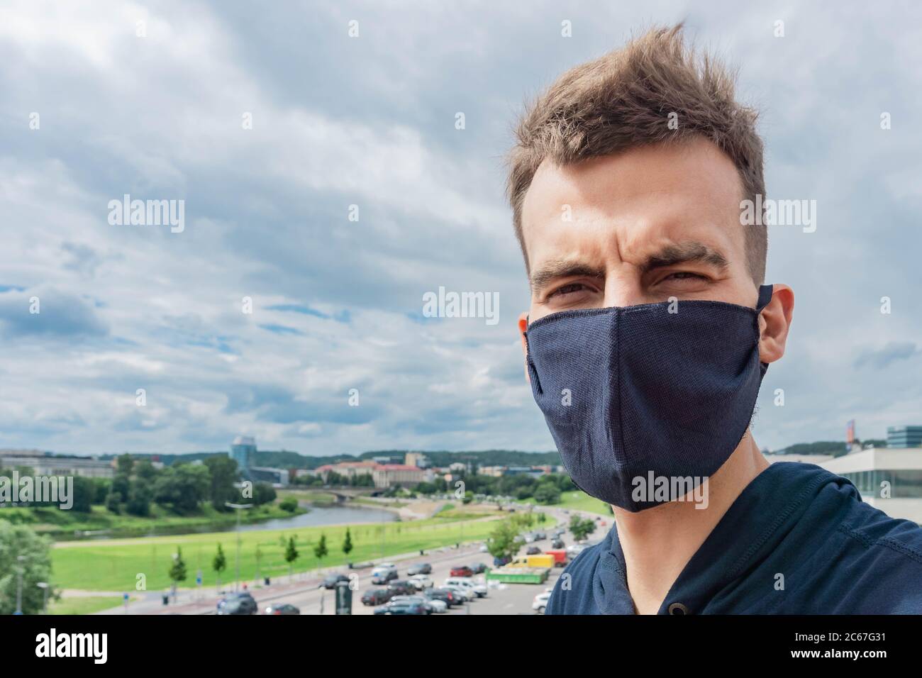 Guy with face mask hi-res stock photography and images - Alamy