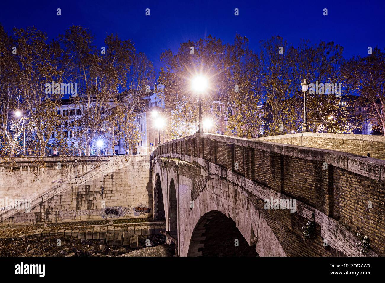 Fabricius Bridge (Ponte Fabricio), the oldest bridge in Rome ...