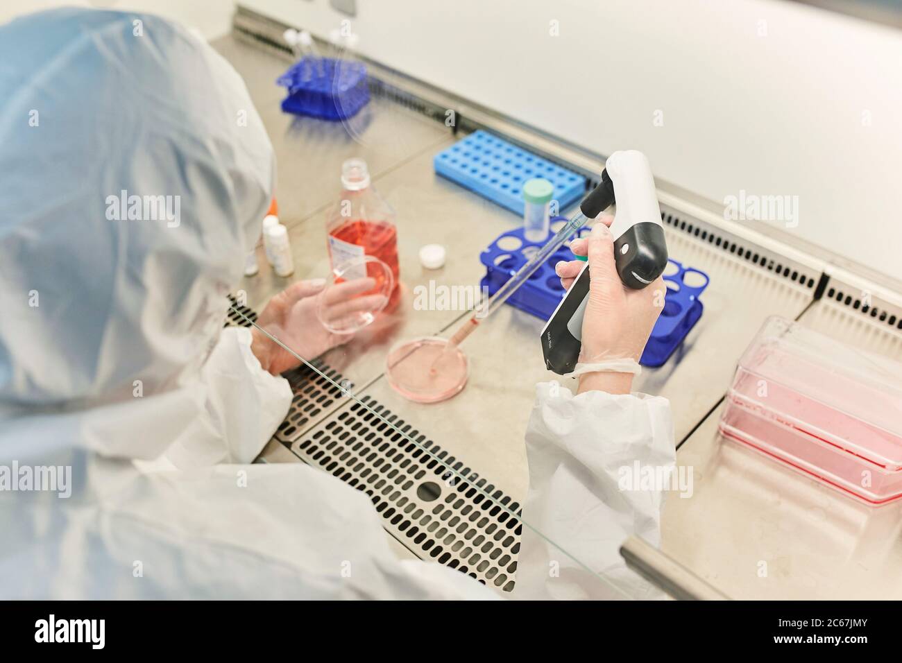 Lab technician computer chemistry hi-res stock photography and images ...