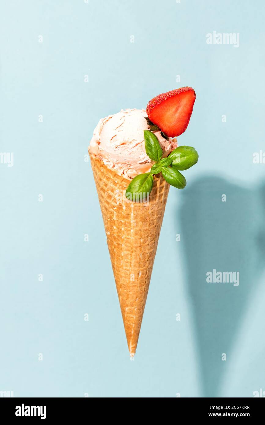 Falling ice cream hi-res stock photography and images - Alamy
