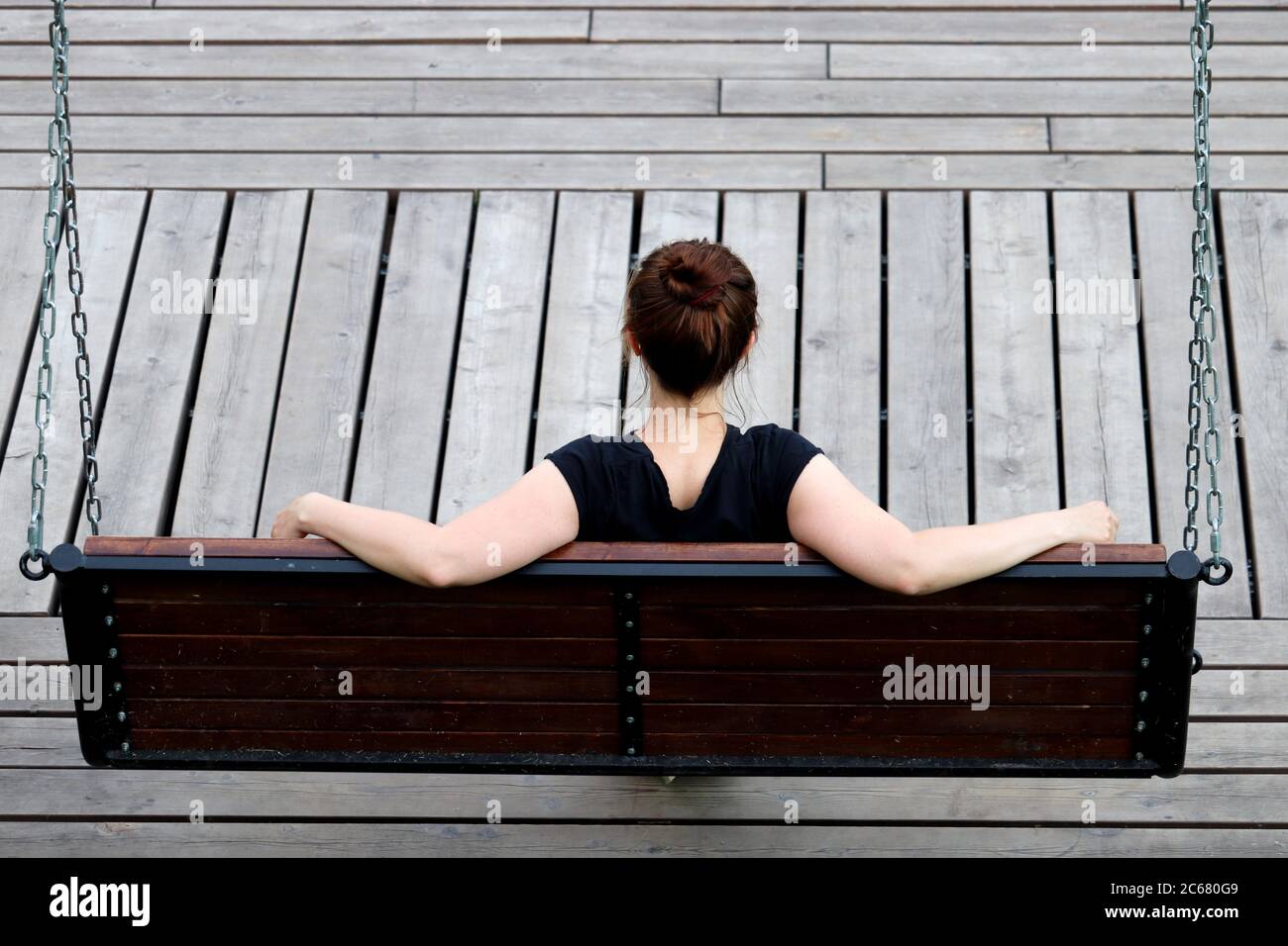 Girl sitting alone in a park bench hi-res stock photography and images ...