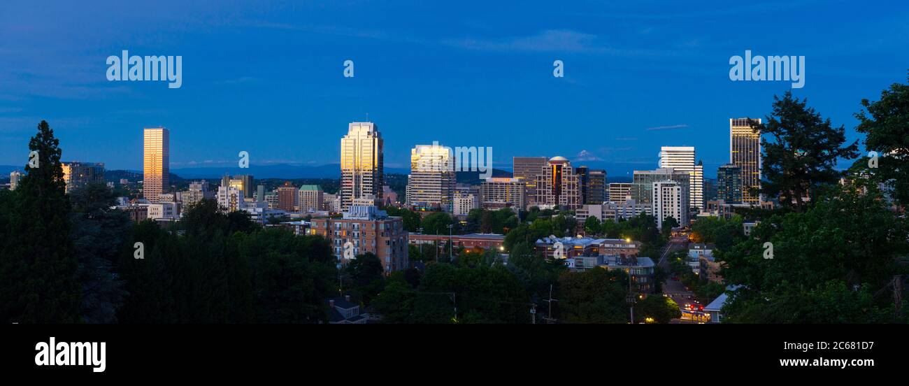 Portland oregon downtown building hi-res stock photography and images ...