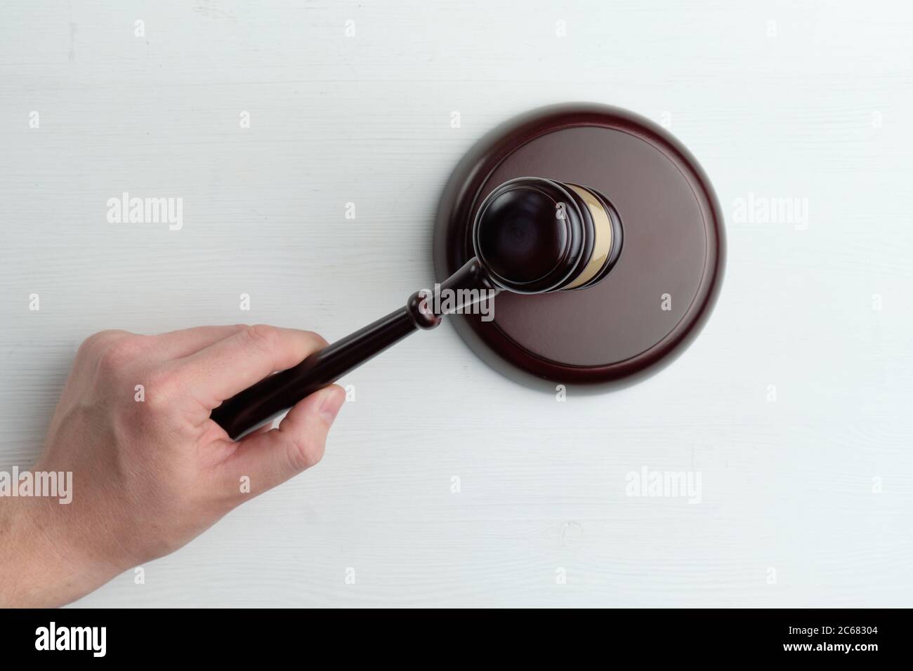 Hand knocking the table with a judge hammer Stock Photo - Alamy