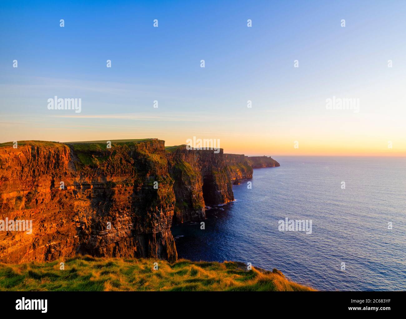 Cliffs of moher people hi-res stock photography and images - Alamy