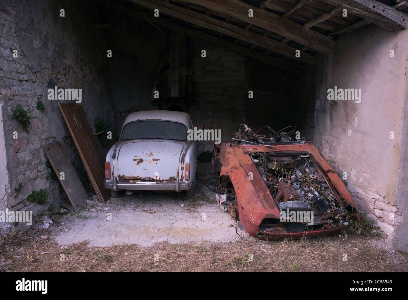 Abandoned car italy hi-res stock photography and images - Alamy