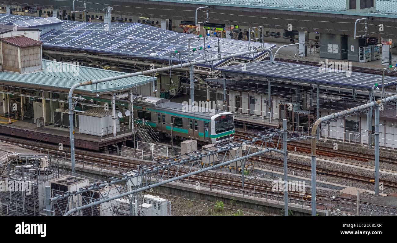 Commuter train traveling on its track at Tokyo Railway Station, Japan ...
