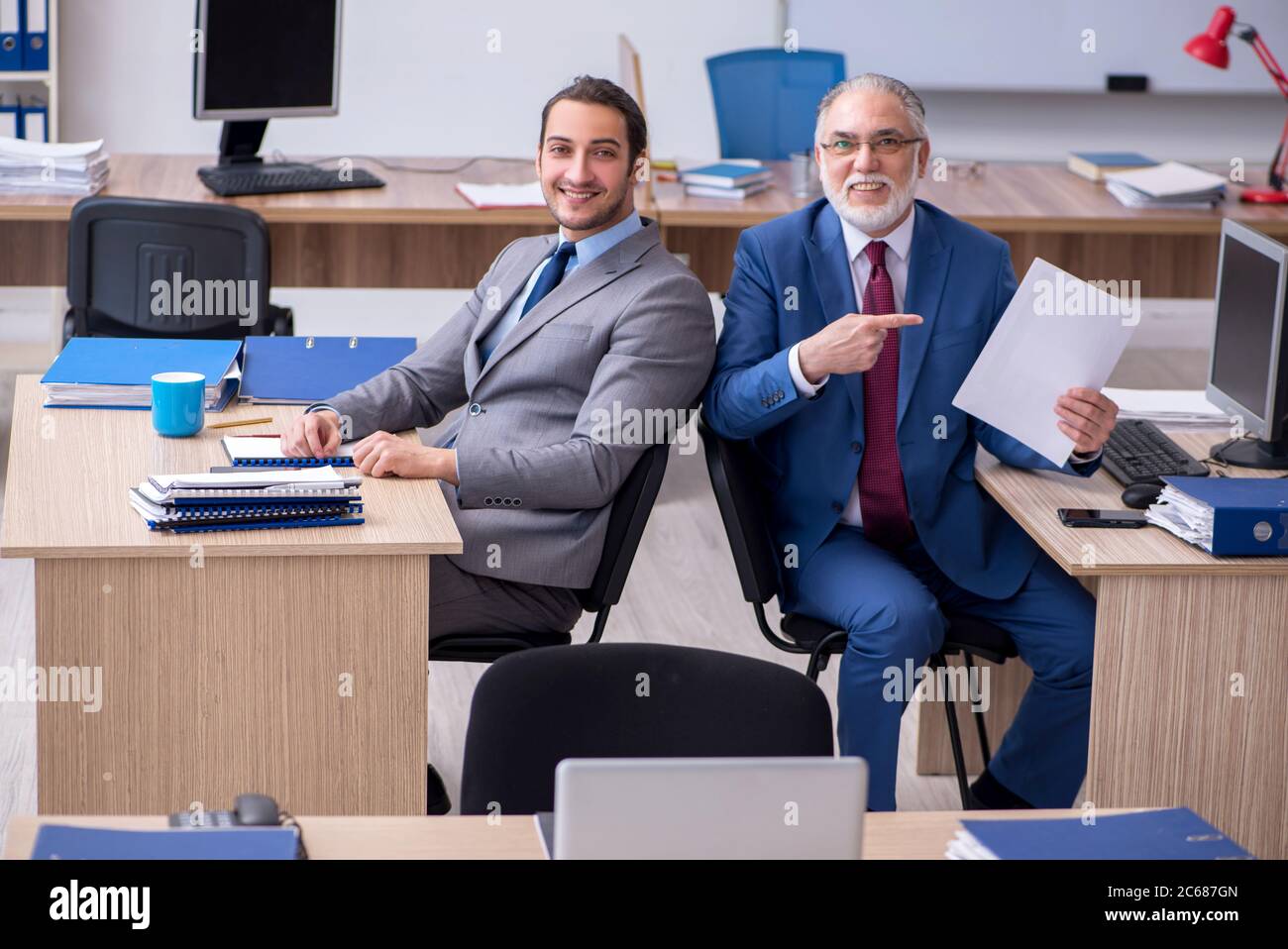 Boss showing employees document hi-res stock photography and images - Alamy