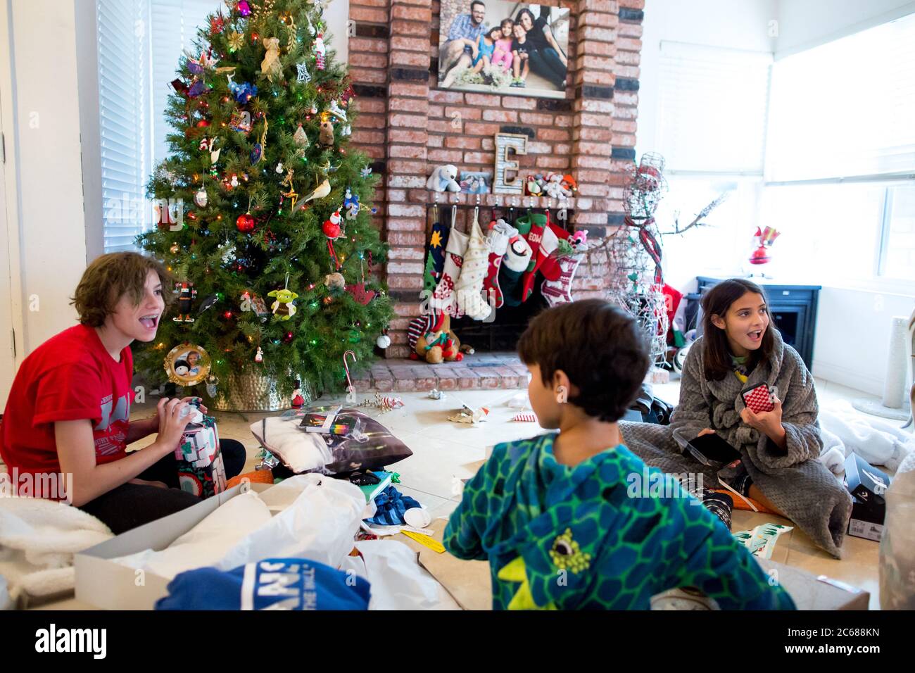 Gather around christmas tree hi-res stock photography and images - Alamy