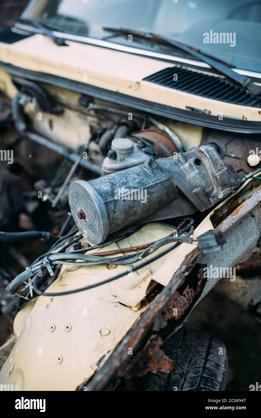 Old crashed car hi-res stock photography and images - Alamy