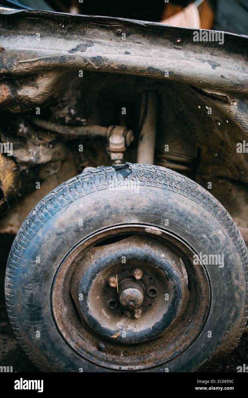 Old and abandoned car wheel closeup Stock Photo - Alamy