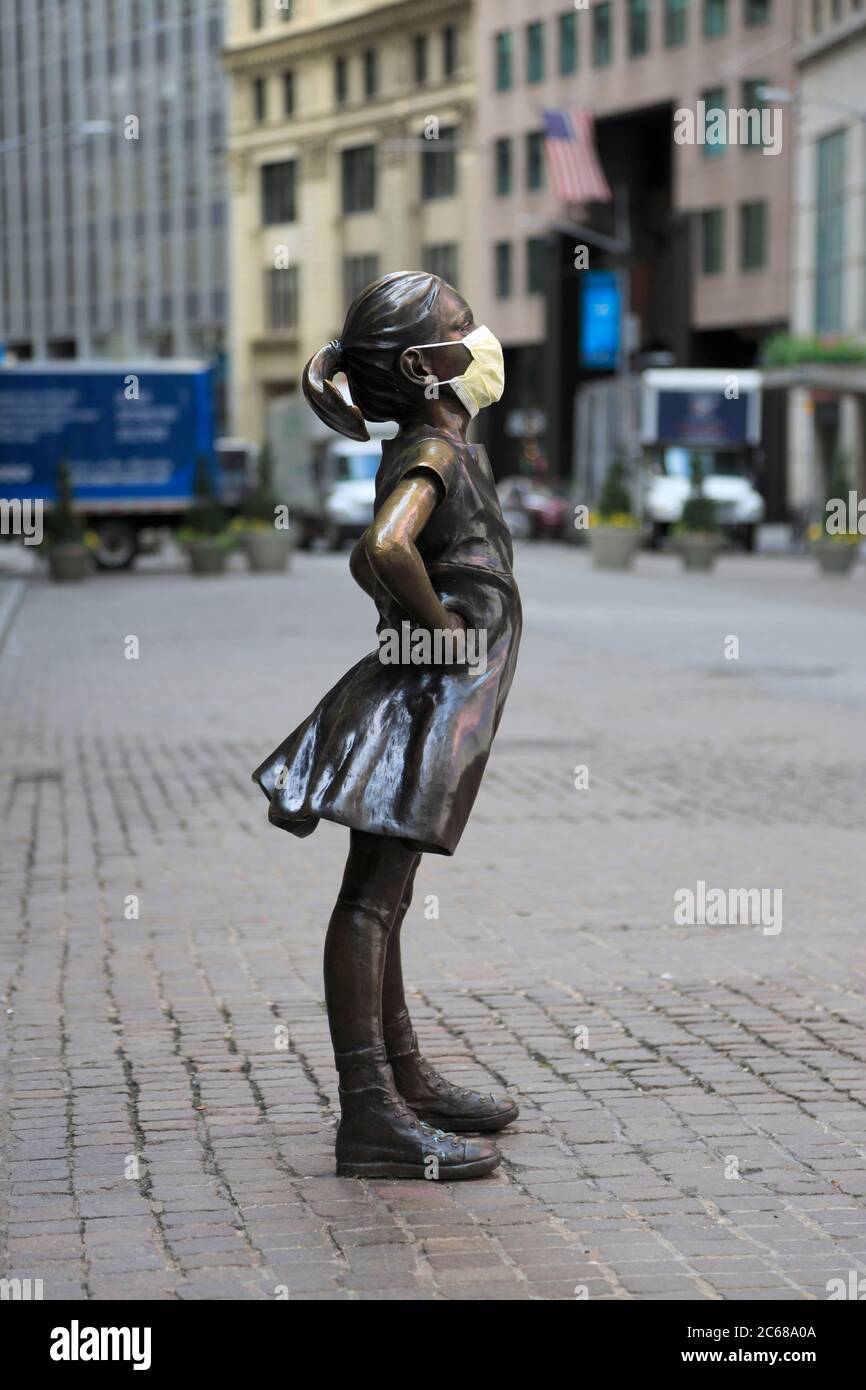 The fearless girl statue hi-res stock photography and images - Alamy