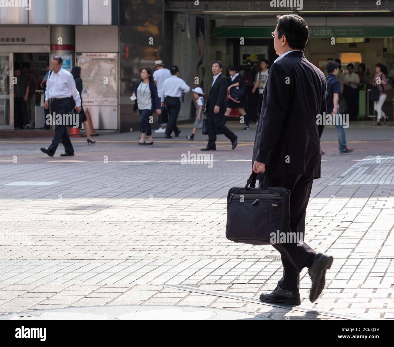 Tokyo japanese businessman salaryman hi-res stock photography and ...