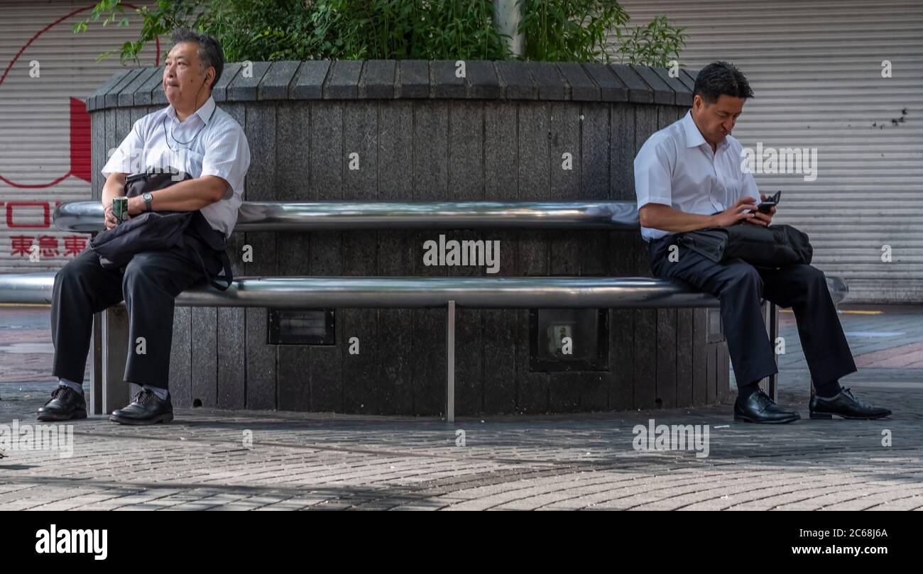 Men sitting on a bench in Shibuya Hachiko square, Tokyo, Japan Stock ...