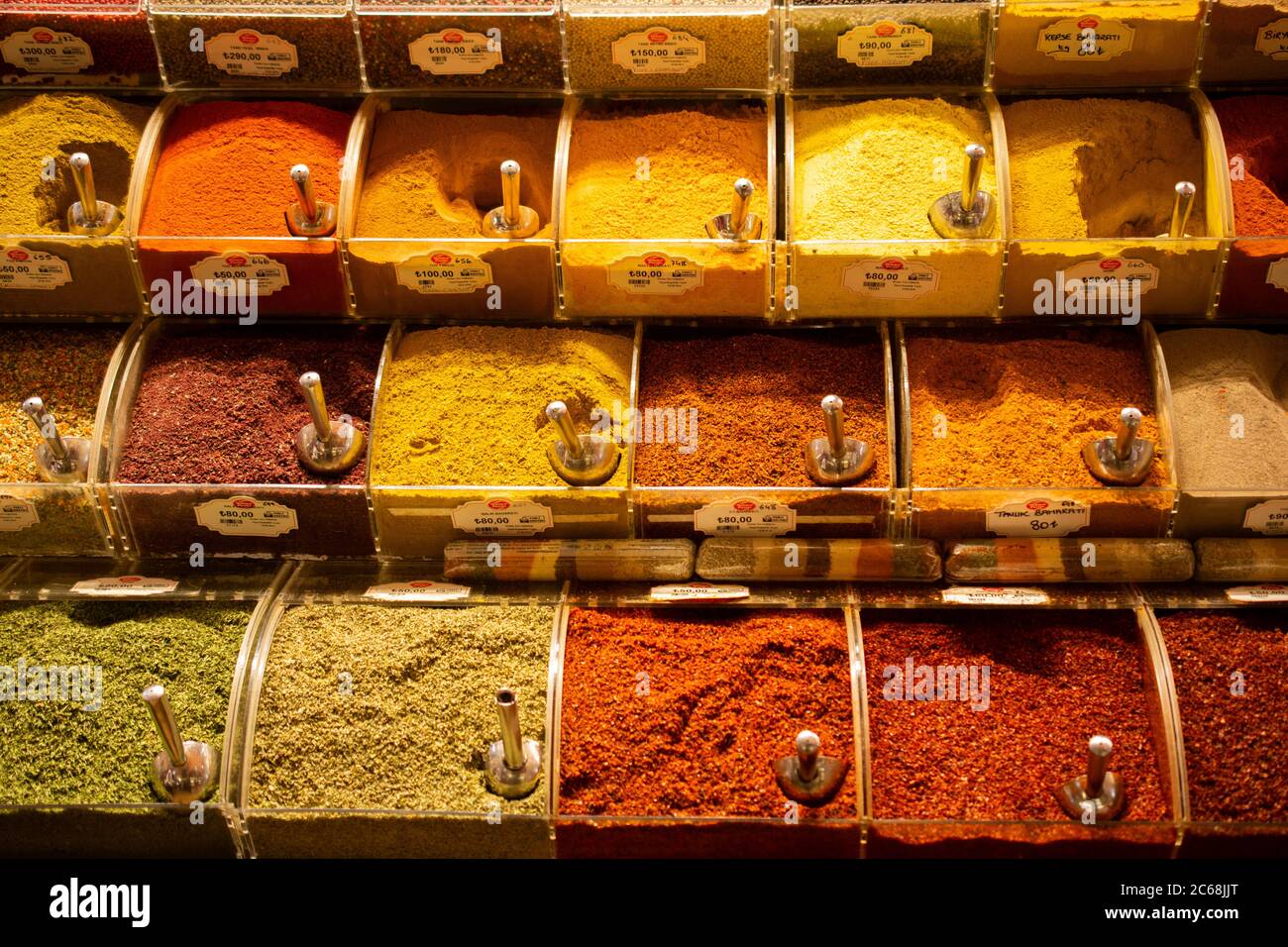 Oriental colorful spices in a traditional Turkish Spice Bazaar Stock ...