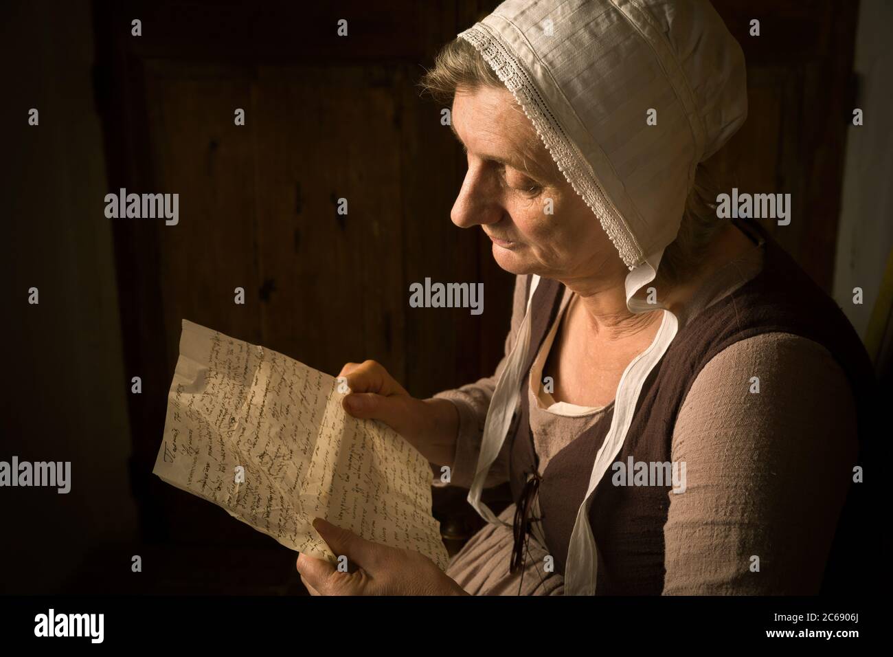 Victorian woman reading painting hi-res stock photography and images ...