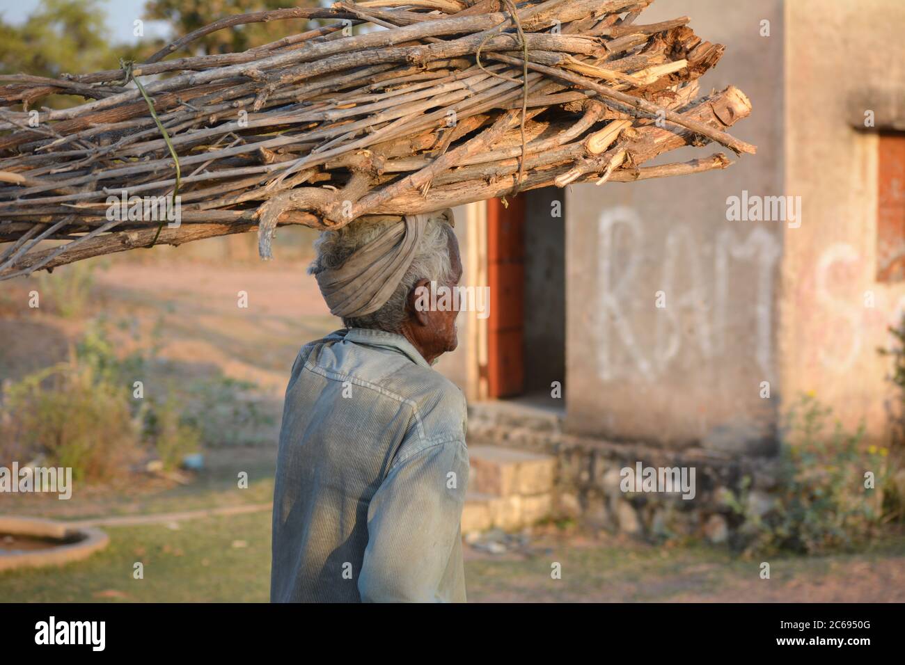 Old man carrying heavy load hi-res stock photography and images - Alamy