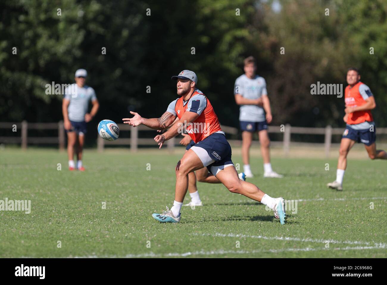 Federico Mori passes the ball during Italy Rugby Team training, Rugby ...