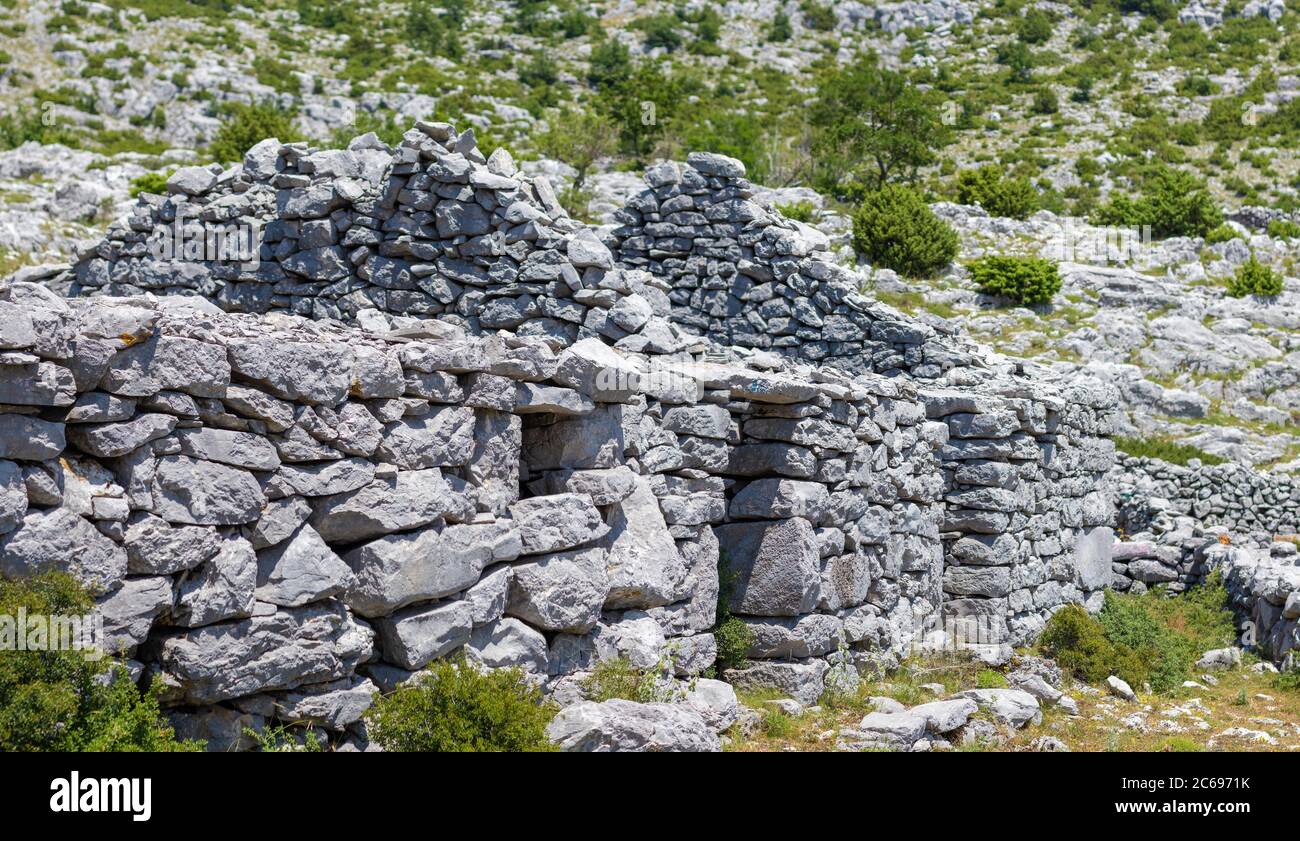 Stone built stables hi-res stock photography and images - Alamy