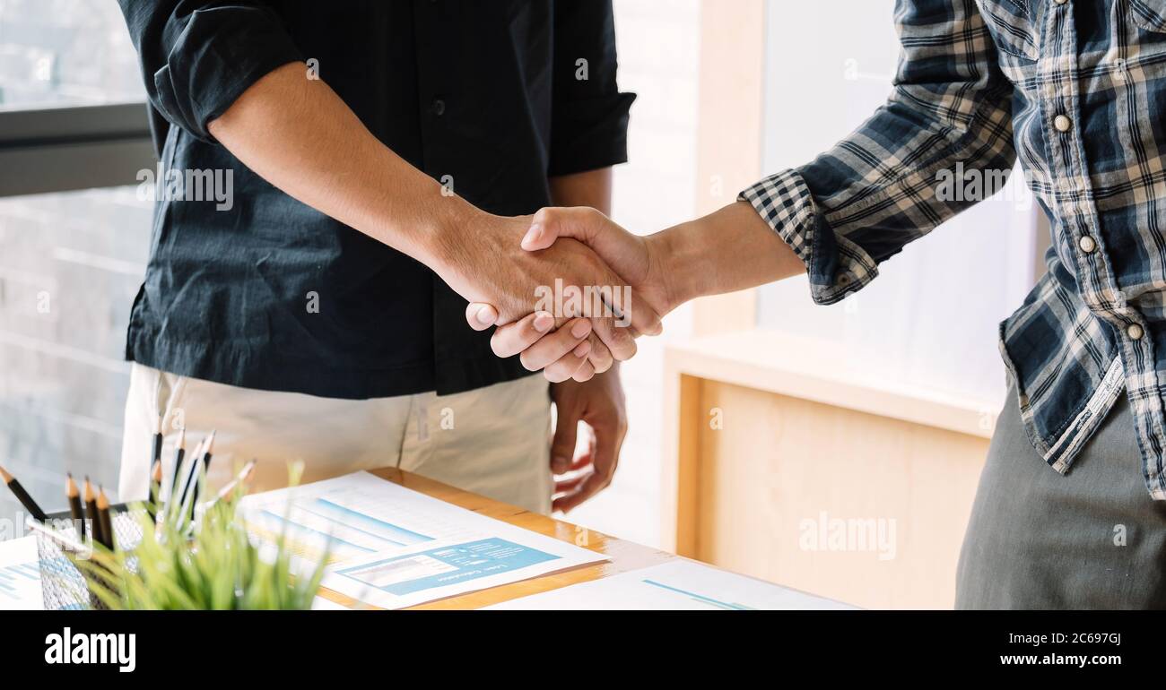 Hand shake strength hi-res stock photography and images - Alamy