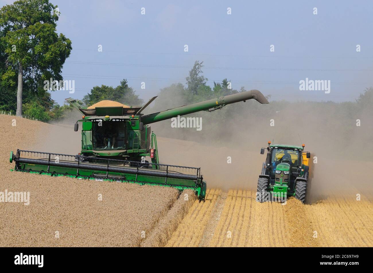Combine harvester wiltshire hi-res stock photography and images - Alamy