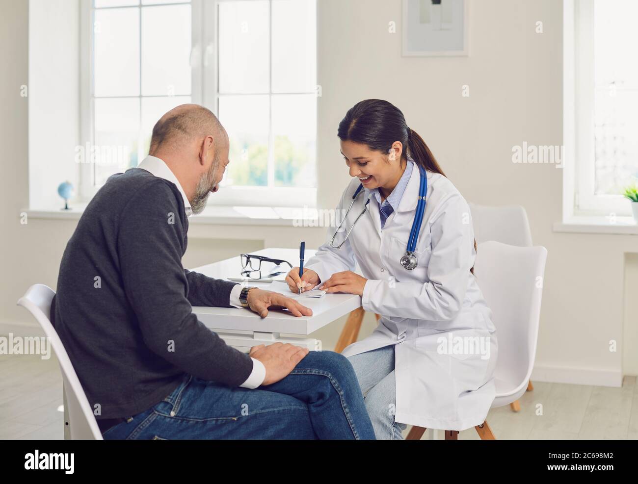 Female doctor patient man hi-res stock photography and images - Alamy