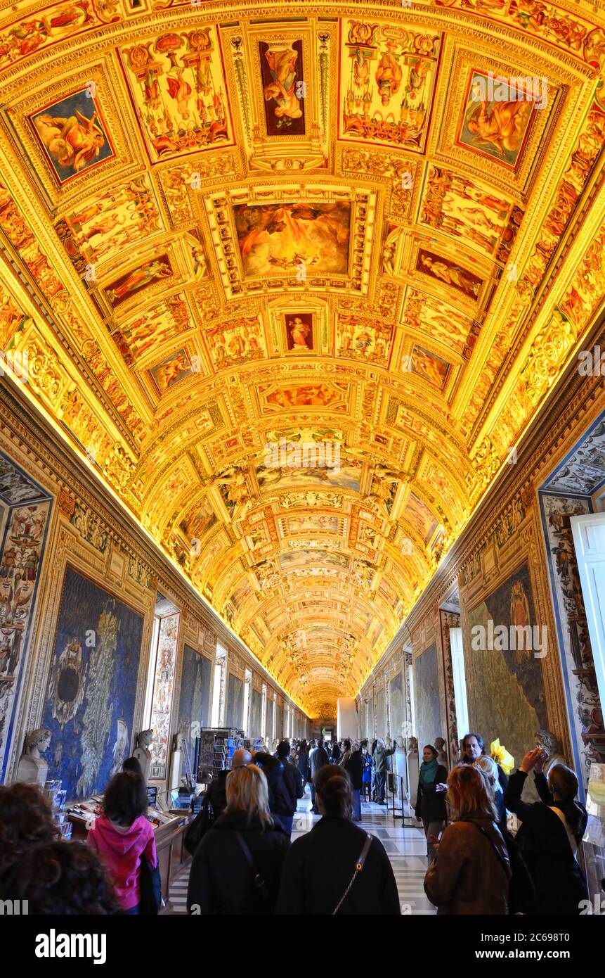 Rome italy vatican museum hallway hi-res stock photography and images ...