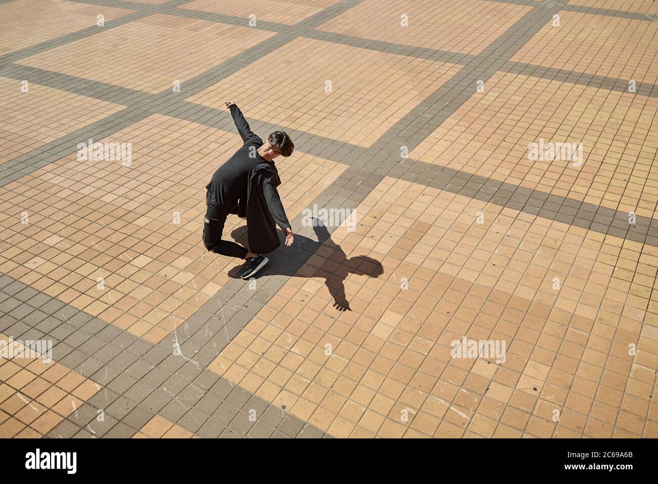 Leaning backwards hi-res stock photography and images - Alamy