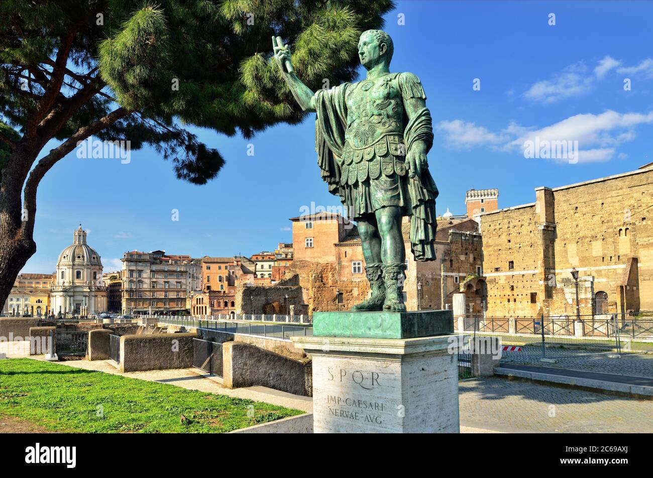 Julius cesar statue hi-res stock photography and images - Alamy