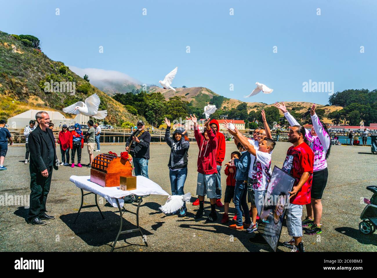 Hand releasing pigeons hi-res stock photography and images - Alamy