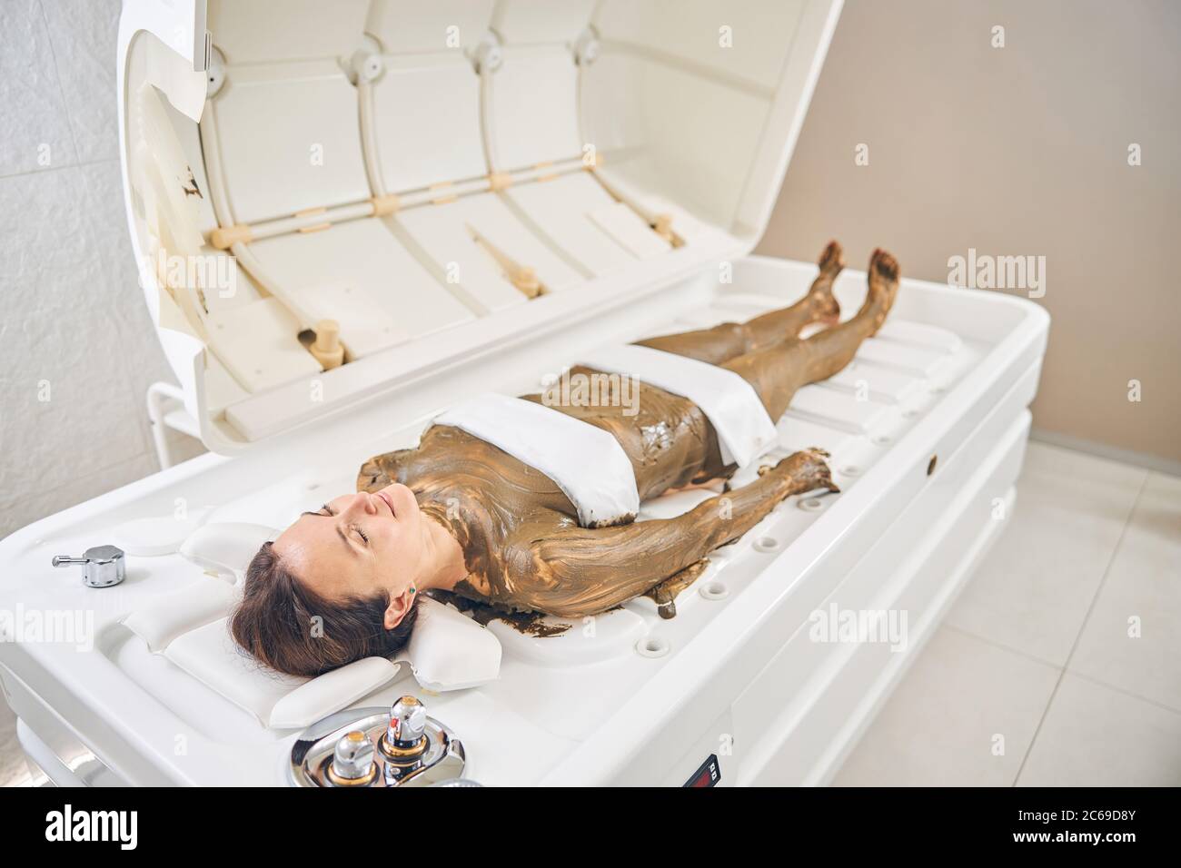 Deep relaxation and skin treatment in modern spa canter Stock Photo - Alamy