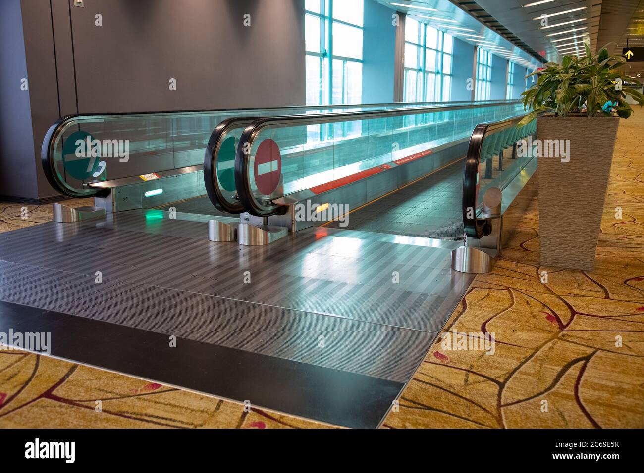 close-up glass modern travelator at the airport Stock Photo - Alamy