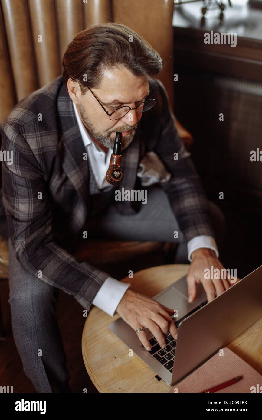 Man in tweed with pipe hi-res stock photography and images - Alamy